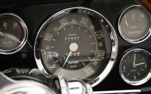 Menyelami Tradisi Balap Ferrari melalui Poster Mobil Karya Seni yang ...